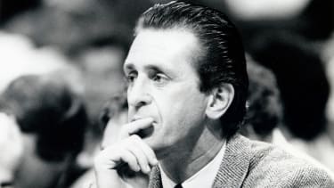 NBA: Lakers ehren Legende Riley mit Statue vor der Arena | Basketball-World