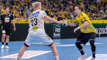 Warum wird das Handball-Topspiel am Sonntag um 14.20 Uhr angepfiffen ...